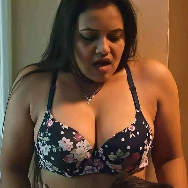 MumbaiescortsNidi｜アトリエ｜ILLUSTDAYS シンプルイラストポートフォリオ