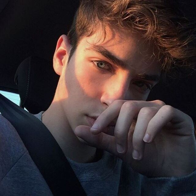 Olivialucia｜アトリエ｜ILLUSTDAYS シンプルイラストポートフォリオ